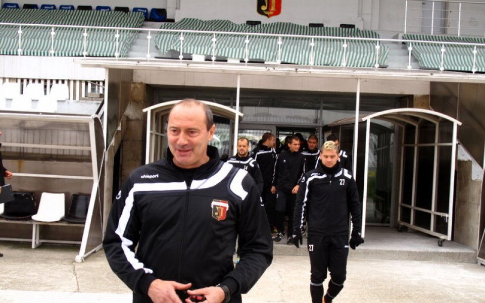 Емил Велев с първа тренировка на "Лаута" - БГ Футбол - А група - Gong.bg