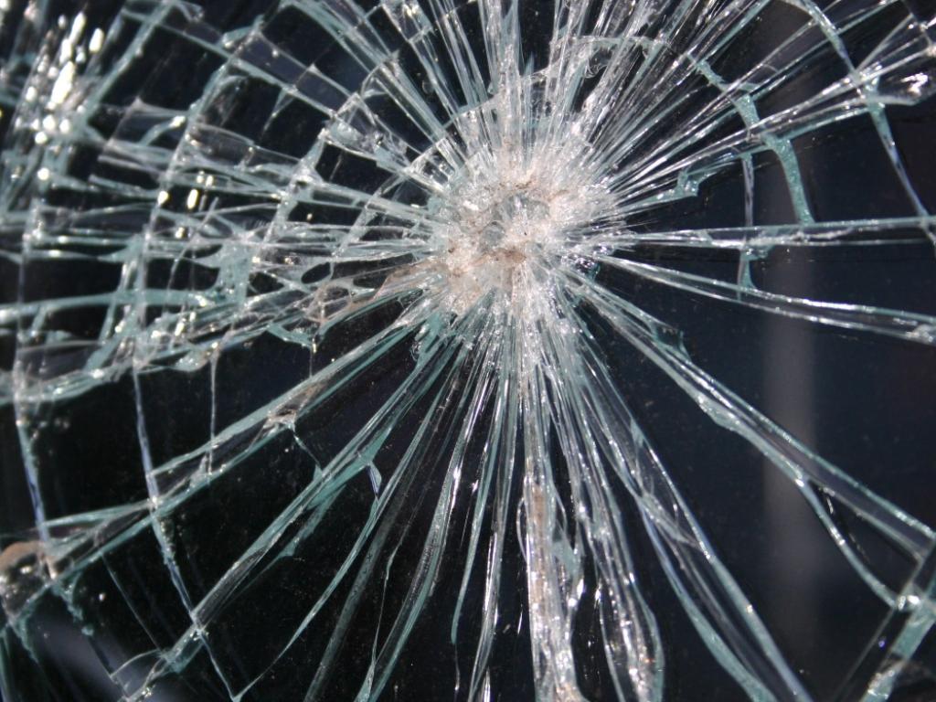 Издирват шофьор, ранил абитуриент при катастрофа - България - Vesti.bg