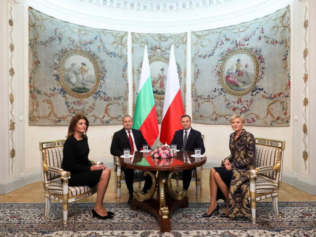 Десислава Радева с елегантна черна рокля в Полша - Любопитно | Vesti.bg