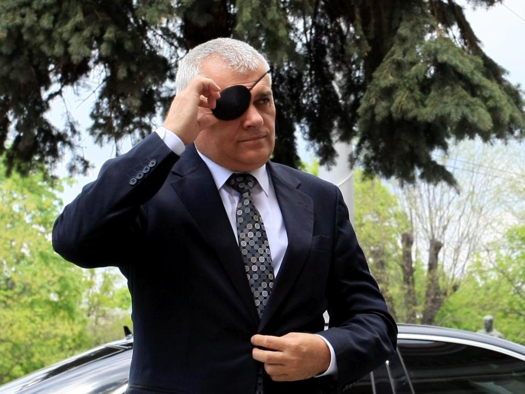 Валентин Радев с черна превръзка на окото при ранената полицайка ...