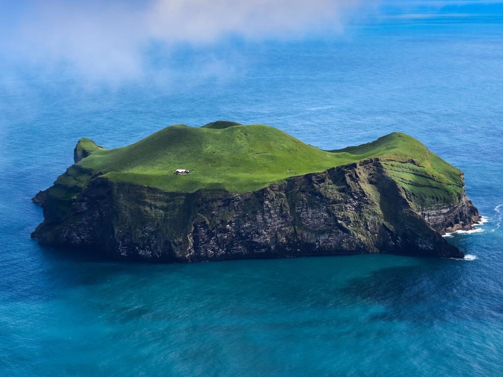 Историята на мистериозната къща на най-самотния остров - Любопитно ...