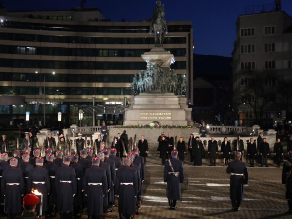 Тържествена заря-проверка по случай 3 март - България - Vesti.bg