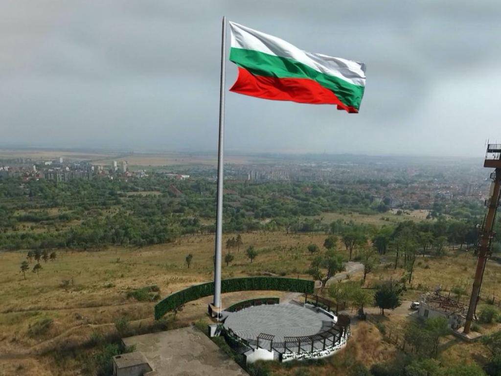 Българското знаме се развя от пилона на Рожен - България - Vesti.bg