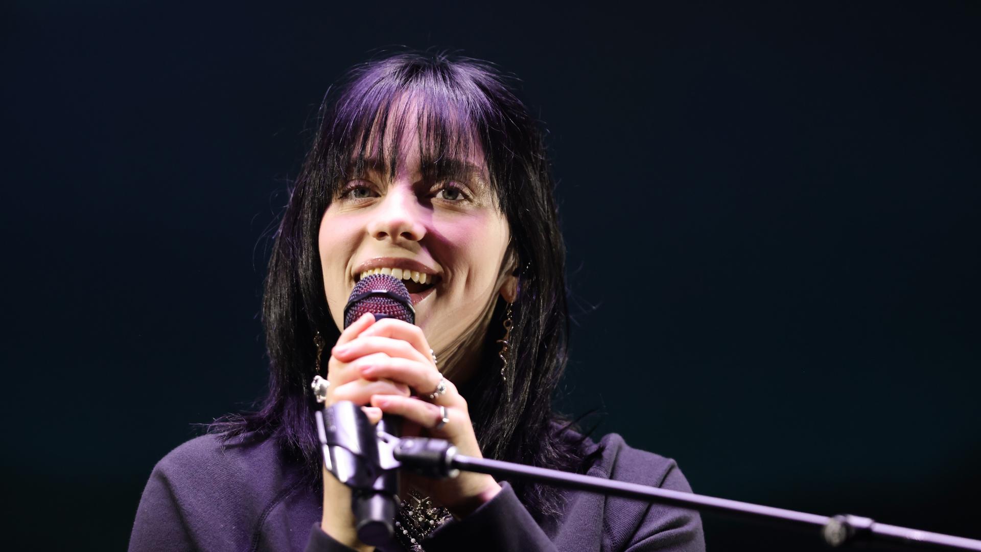 Били Айлиш падна от сцената, показа нараняванията си (ВИДЕО)|Vesti.bg