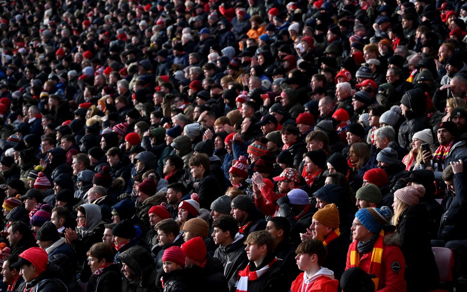 Група фенове на Челси са били изгонени от мача с Ливърпул на "Анфийлд ...