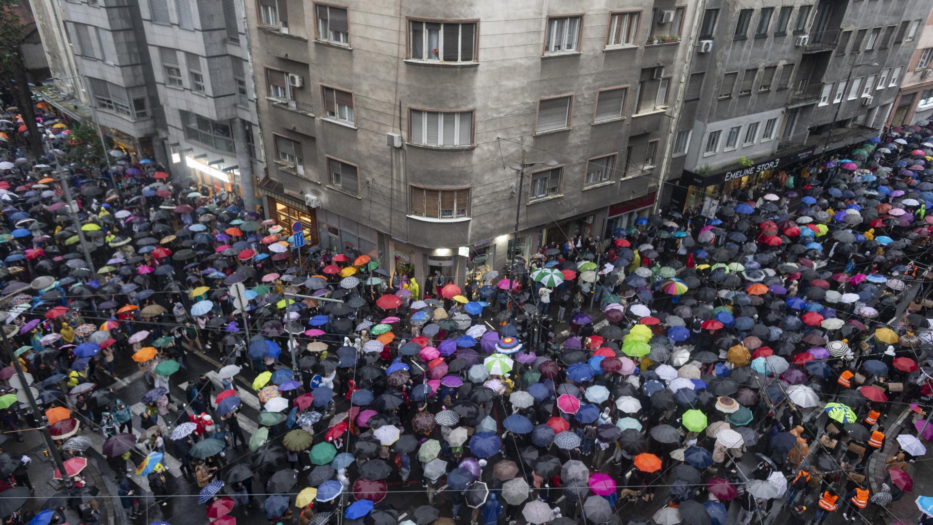 Нов многохиляден протест в Белград след масовите стрелби|Vesti.bg