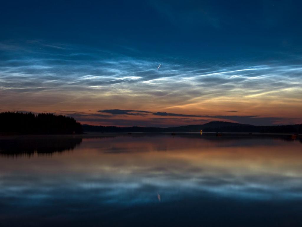 Сияйни облаци в небето: Тайнствени светлини на въздушните маси ...