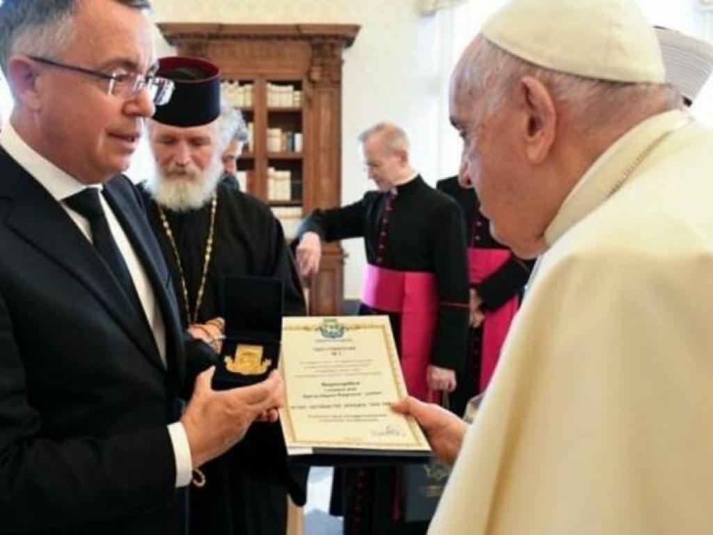 Папа Франциск получи ценен дар от кмета на Кърджали (СНИМКИ) - България ...