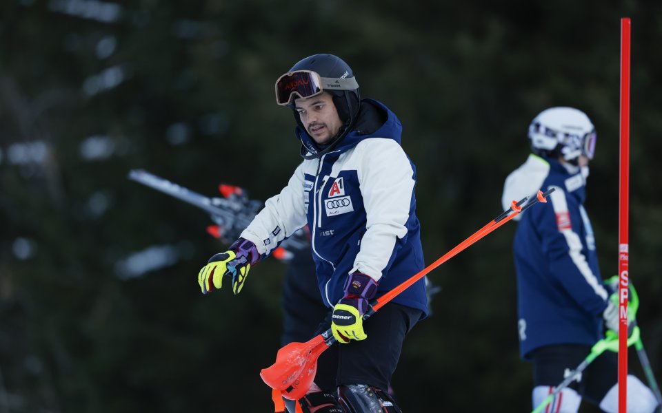 Алберт Попов отпадна злощастно в първия манш във Венген - Още спорт - Зимни спортове - Gong.bg