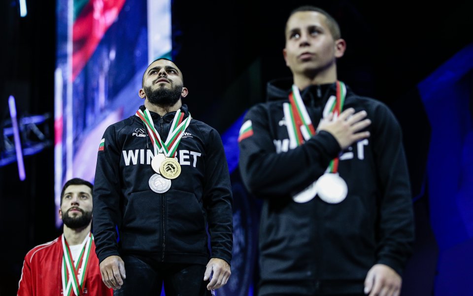 СНИМКИ: Емоциите при награждаването на Ангел Русев и Джан Зарков - Още ...