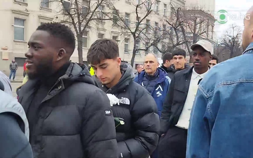 Футболистите на Левски почетоха паметта на Апостола на свободата (видео) - БГ Футбол - efbet ...