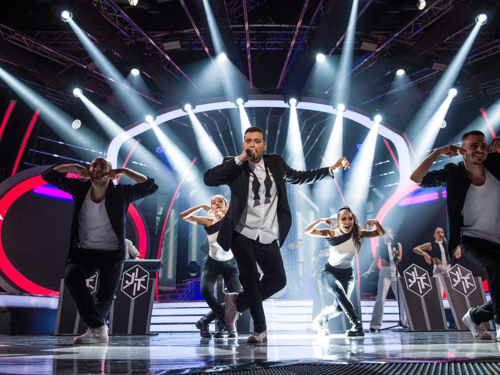 Breathtaking spectacle and skydive at the launch of the twelfth season ...