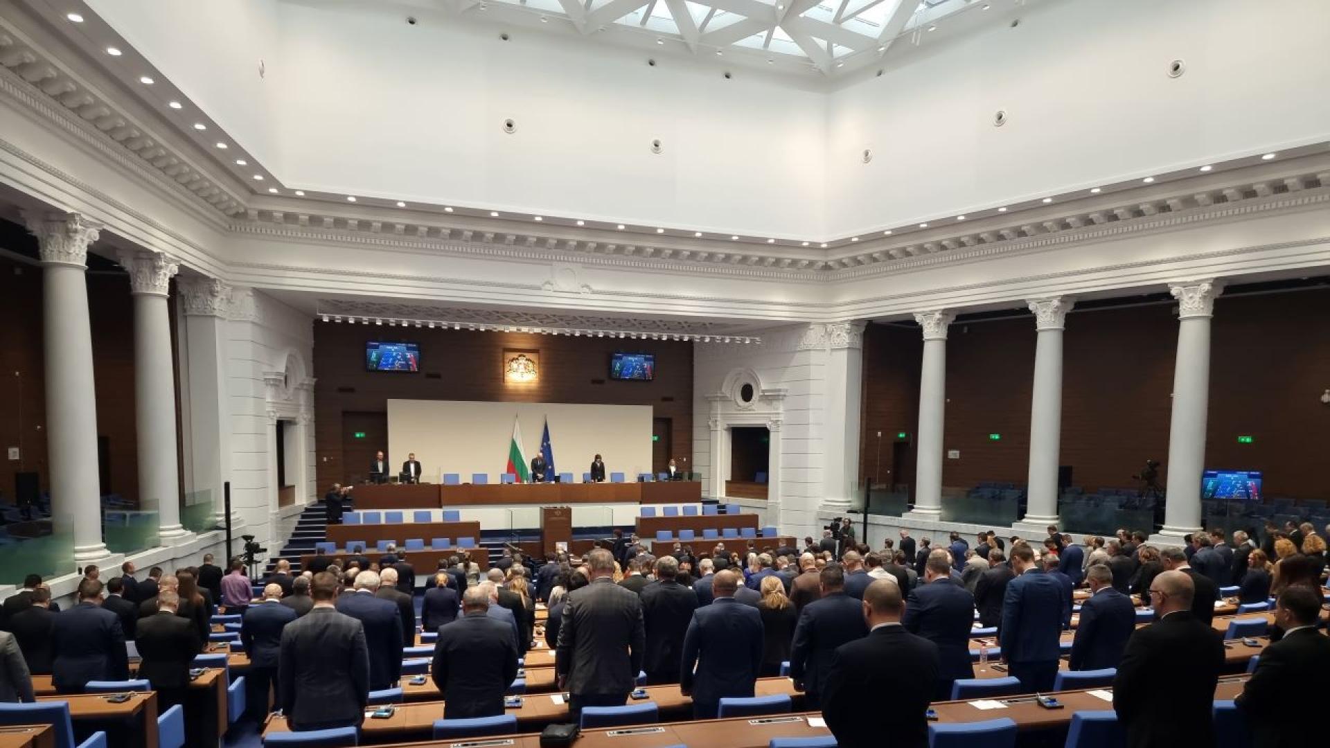 Извънредно заседание: Служебният кабинет положи клетва пред НС|Vesti.bg