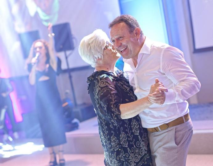 Куп родни звезди изпратиха Димитър Рачков - Младши - 7/10 - Фото ...