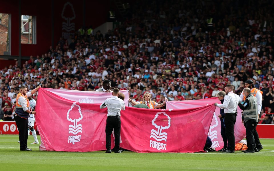 Horror at the beginning of VL! Footballer's leg breaks (video ...