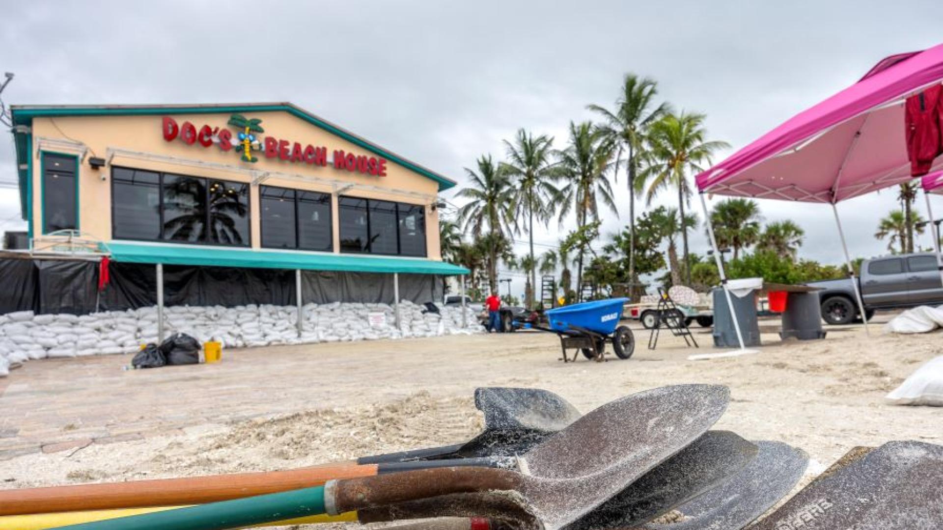 В окото на бурята: Българи разказват как Флорида се готви за урагана ...