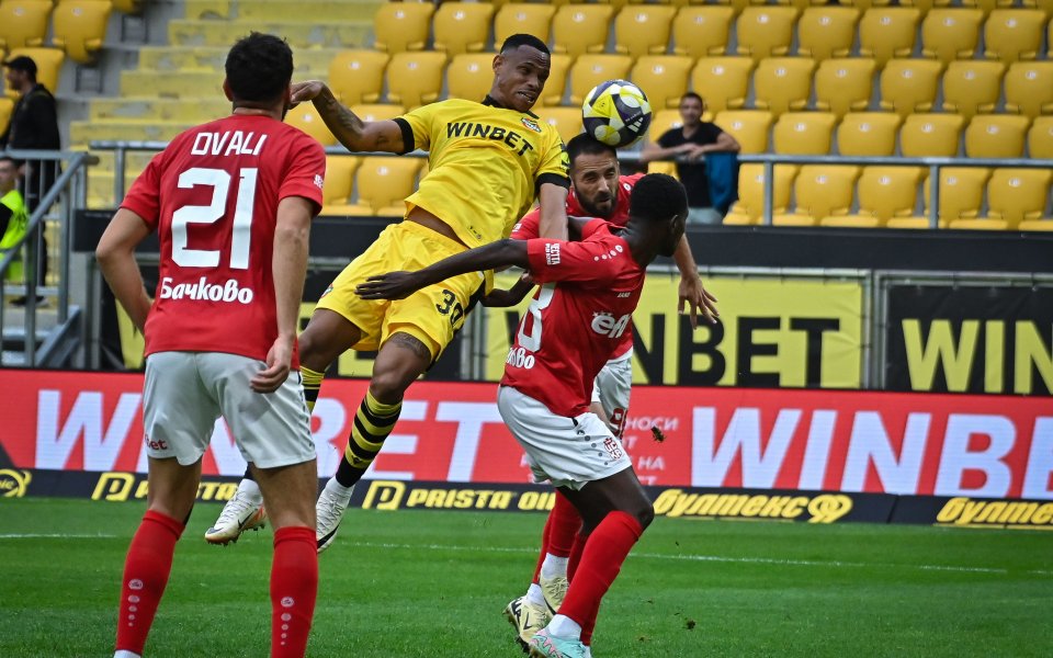 СНИМКИ: Всички интересни кадри от Ботев Пловдив - ЦСКА 1948 | Gong.bg