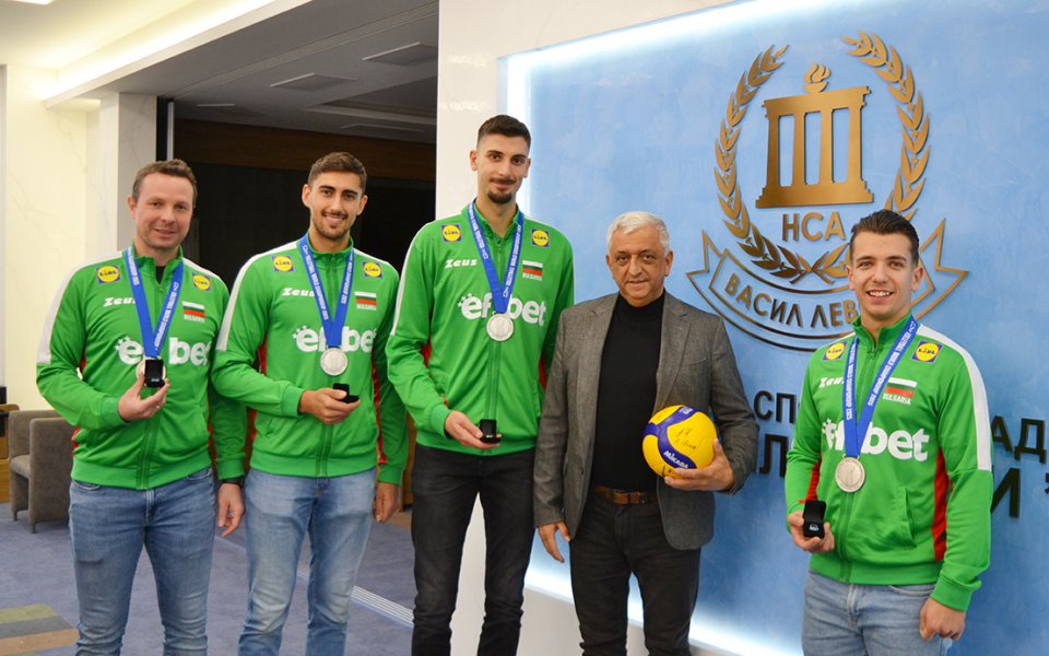 НСА посрещна своите студенти световни вицешампиони по волейбол | Gong.bg