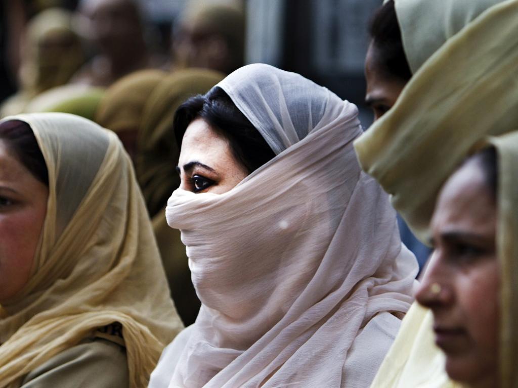 75 години по-късно: Индийка посети родния си дом в Пакистан (ВИДЕО ...